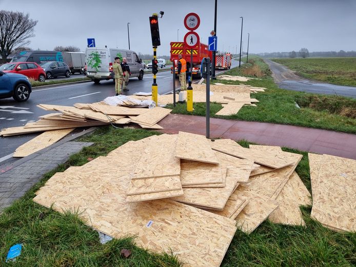 Rijbaan bezaaid met houten platen nadat vrachtwagen lading verliest ...