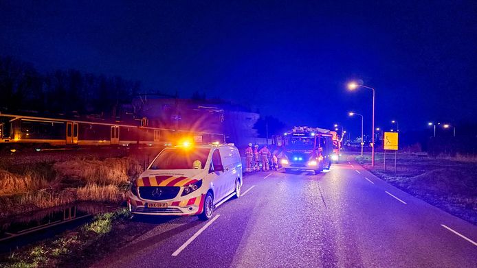 Brand in bovenleiding van treinspoor in Dordrecht: treinpassagiers ...