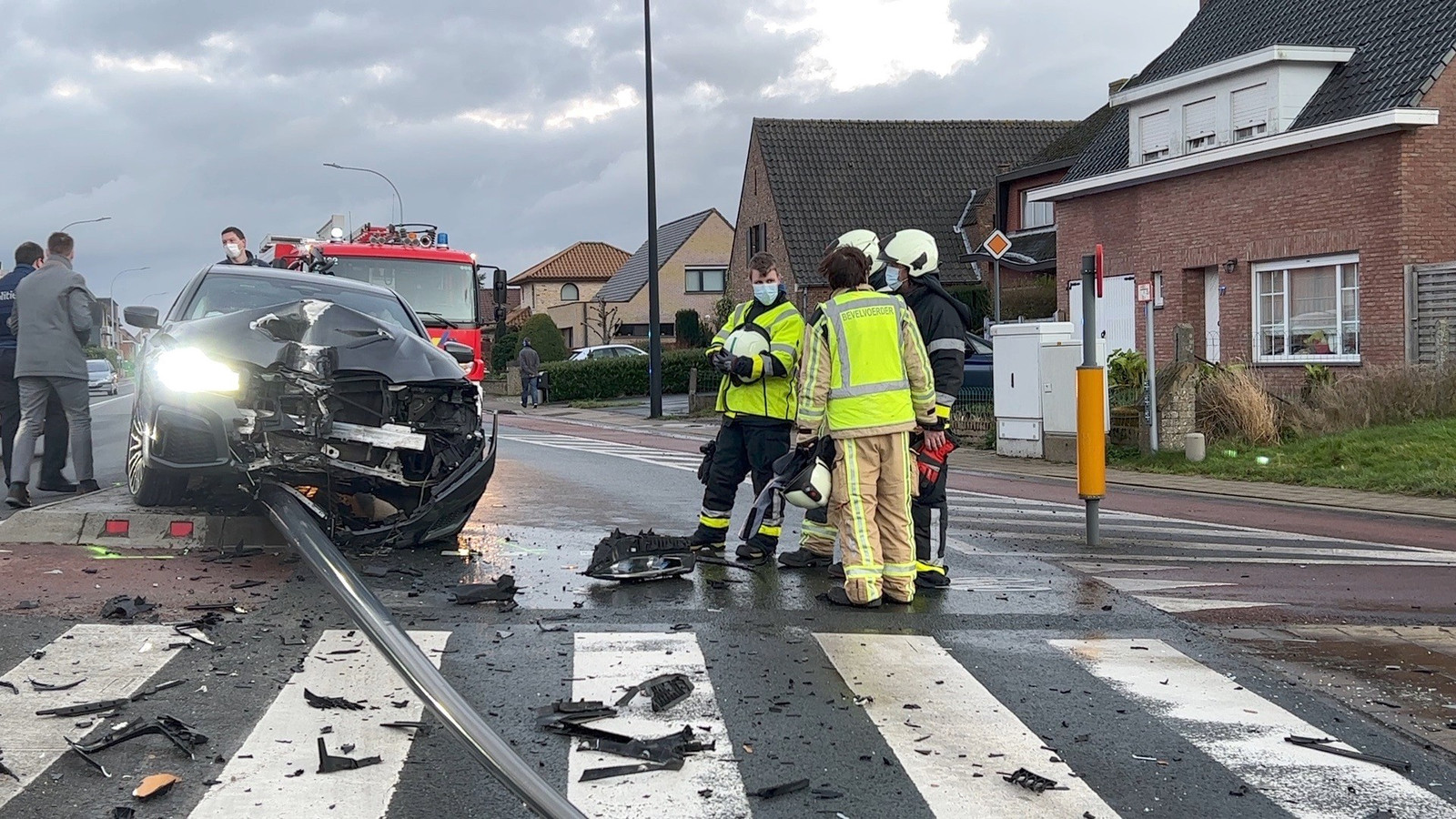 Bestuurder BMW richt ravage aan bij ongeval in Beernem en komt als bij ... Bestuurder BMW richt ravage aan bij ongeval in Beernem en komt als bij ...