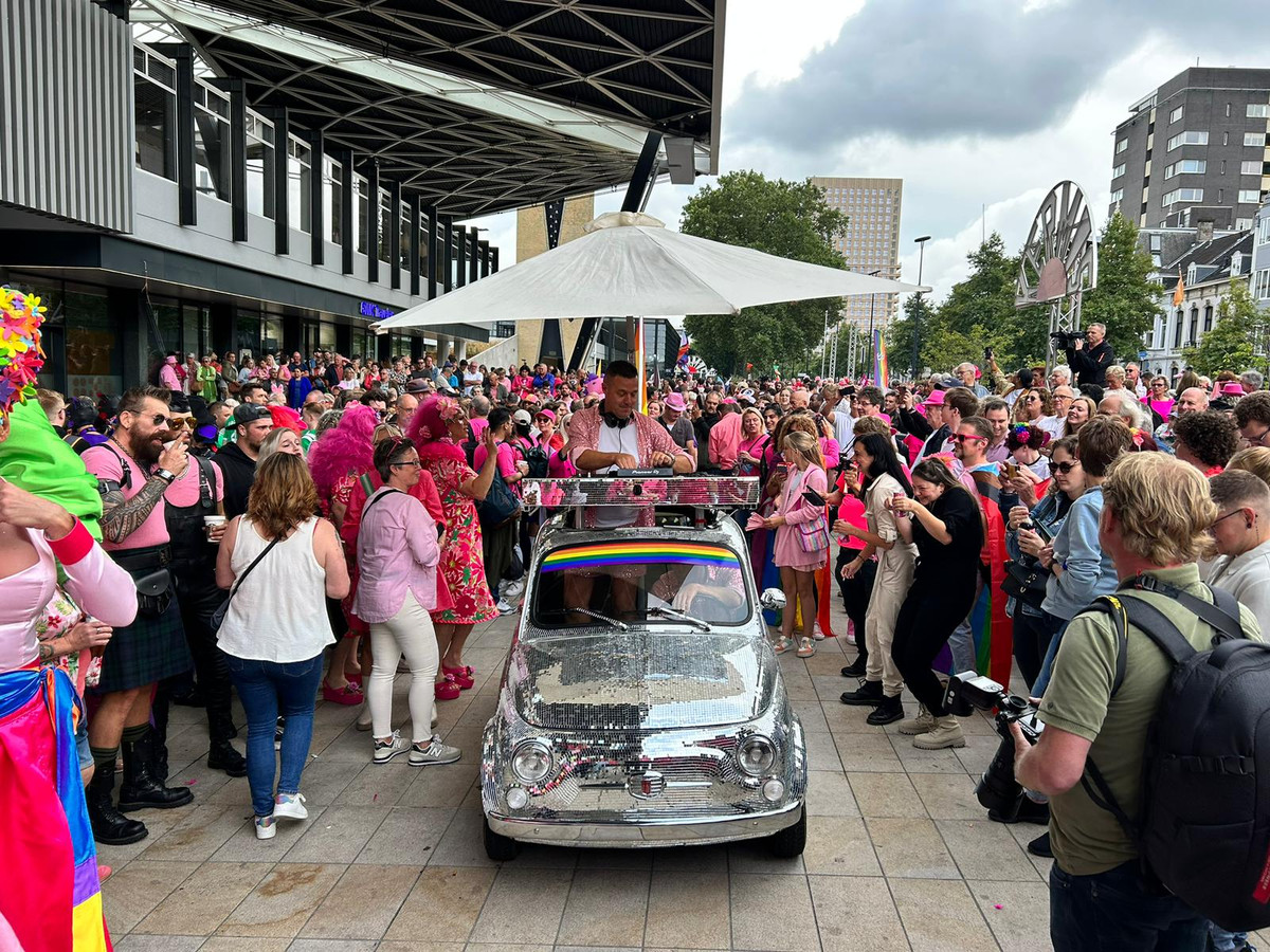 Frans Bauer loopt in Pride Walk met honderden mensen door Tilburg ...