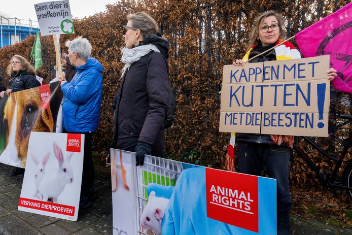 Activisten demonstreren bij dierproefcentrum in Den Bosch: ‘Mijn maag ...