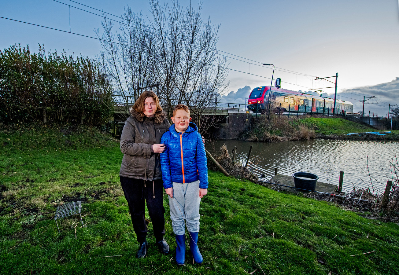 Tim (9) treurt om zijn kapotte trampoline die onder trein kwam | Foto ...
