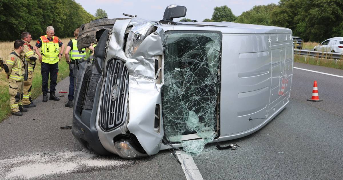 Bestelbus belandt op zijkant na aanrijding op A1 bij Stroe, flinke files richting Amersfoort ...