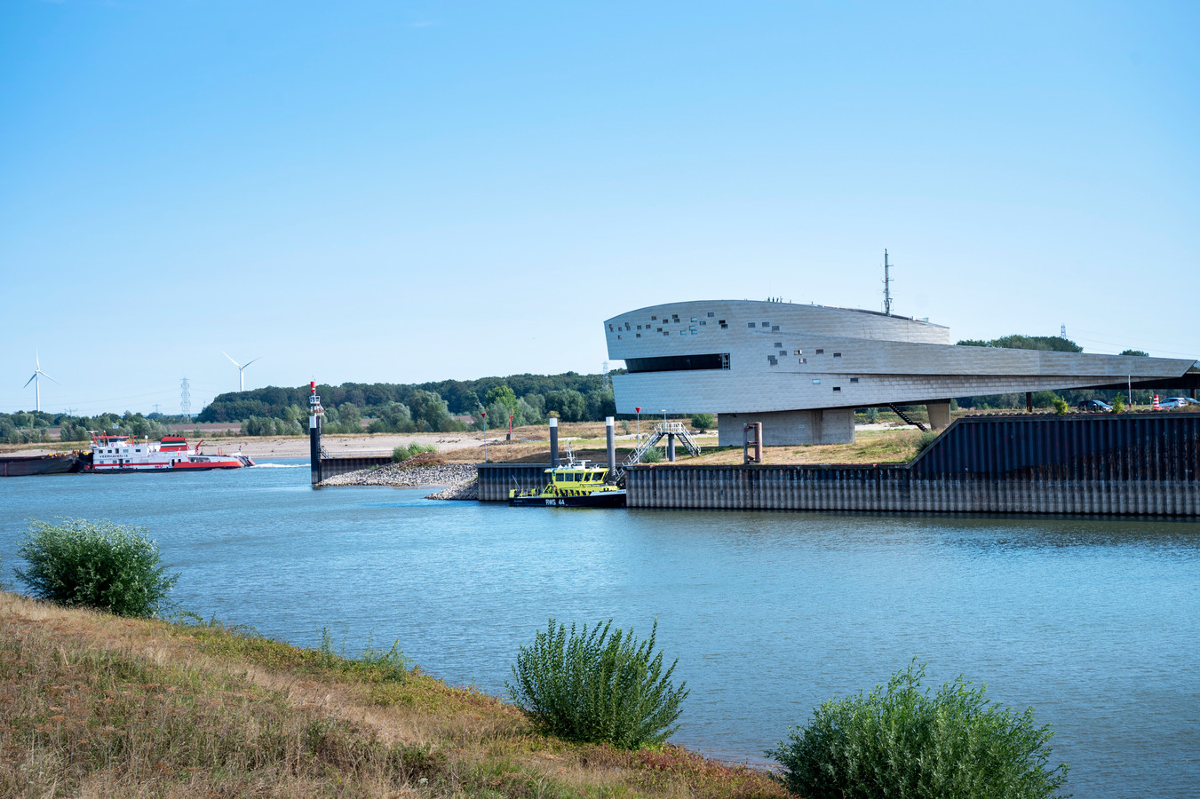 Het is druk in de vaargeul, zien ze vanuit ‘De Walvis’: verkeersleiders ...
