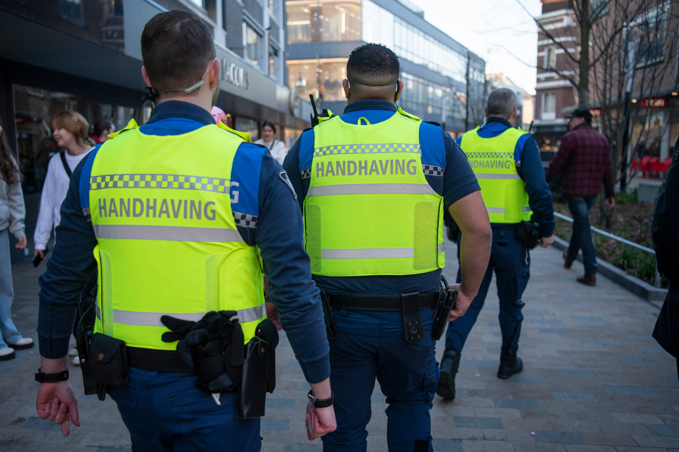 Na bodycam gaan Tilburgse boa’s nu met handboeien de straat op voor eigen veiligheid: ‘Agressie ...