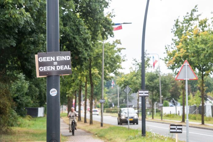 Protestborden tegen azc-deal steken in Albergen omgekeerde vlaggen naar ...