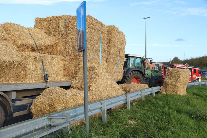 Landbouwer verliest balen stro: rijbaan anderhalf uur afgesloten | Sint ...