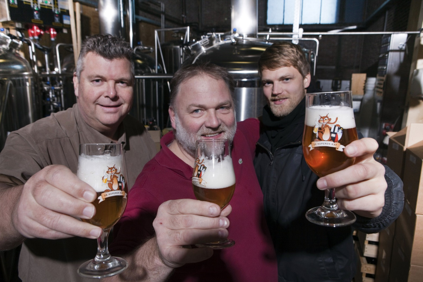 Proosten met Delfts algenbier | Foto | AD.nl