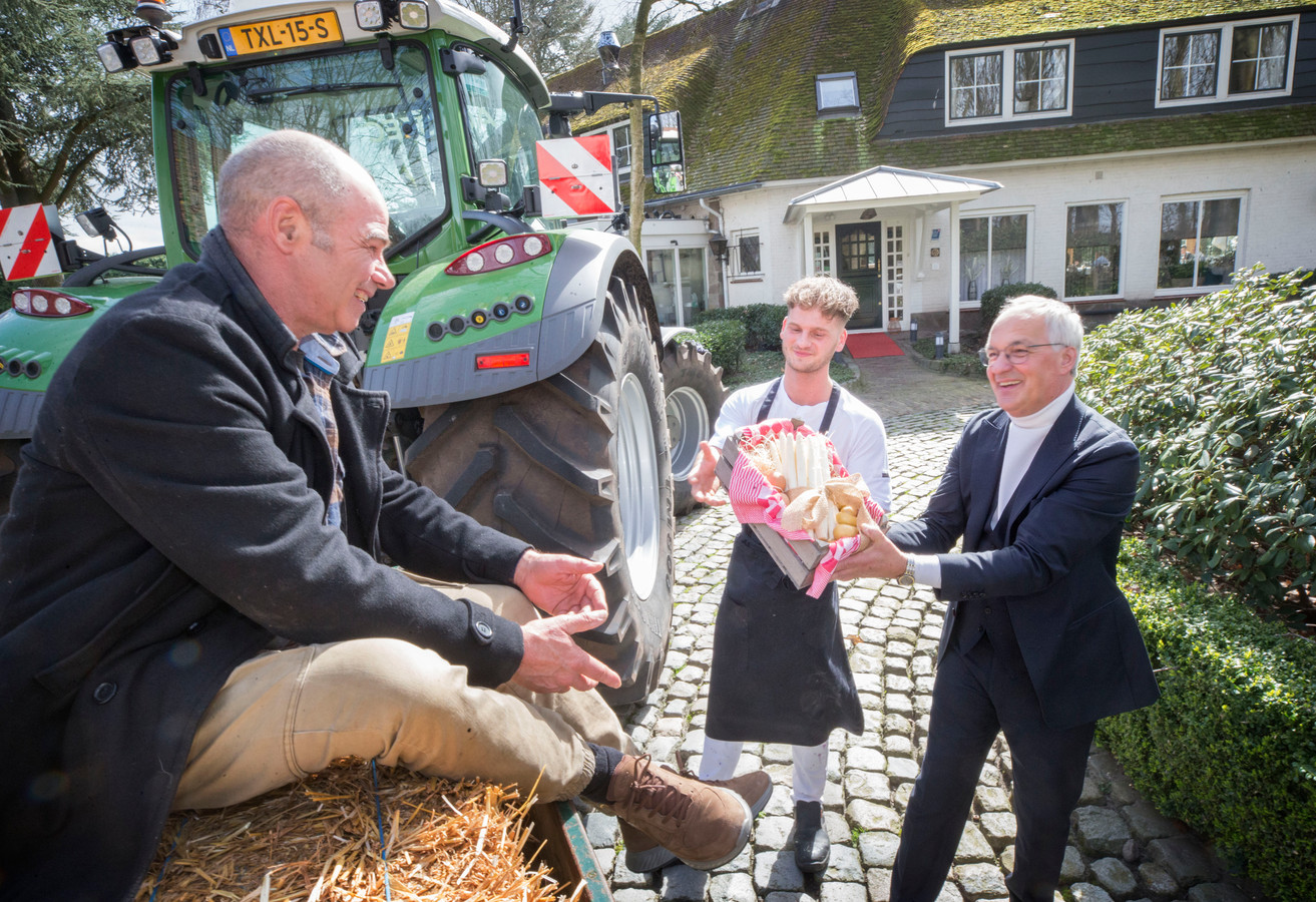 Eerste asperges voor het eerst in 32 jaar overhandigd aan Le Jardin in ...