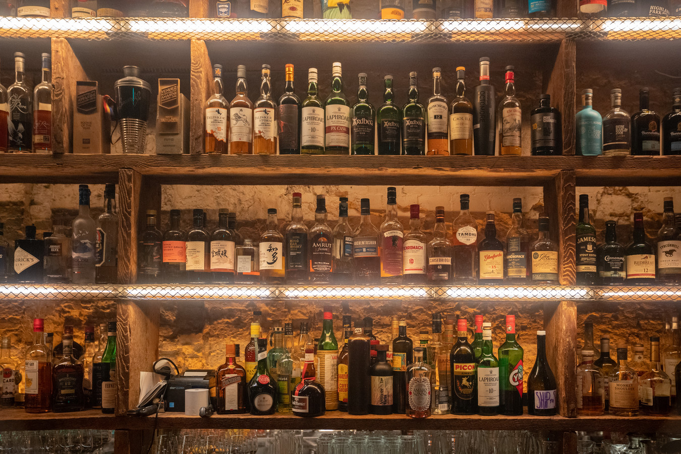 “Op zaterdagavond mixen we 700 drankjes": cocktailbar Dogma viert ...