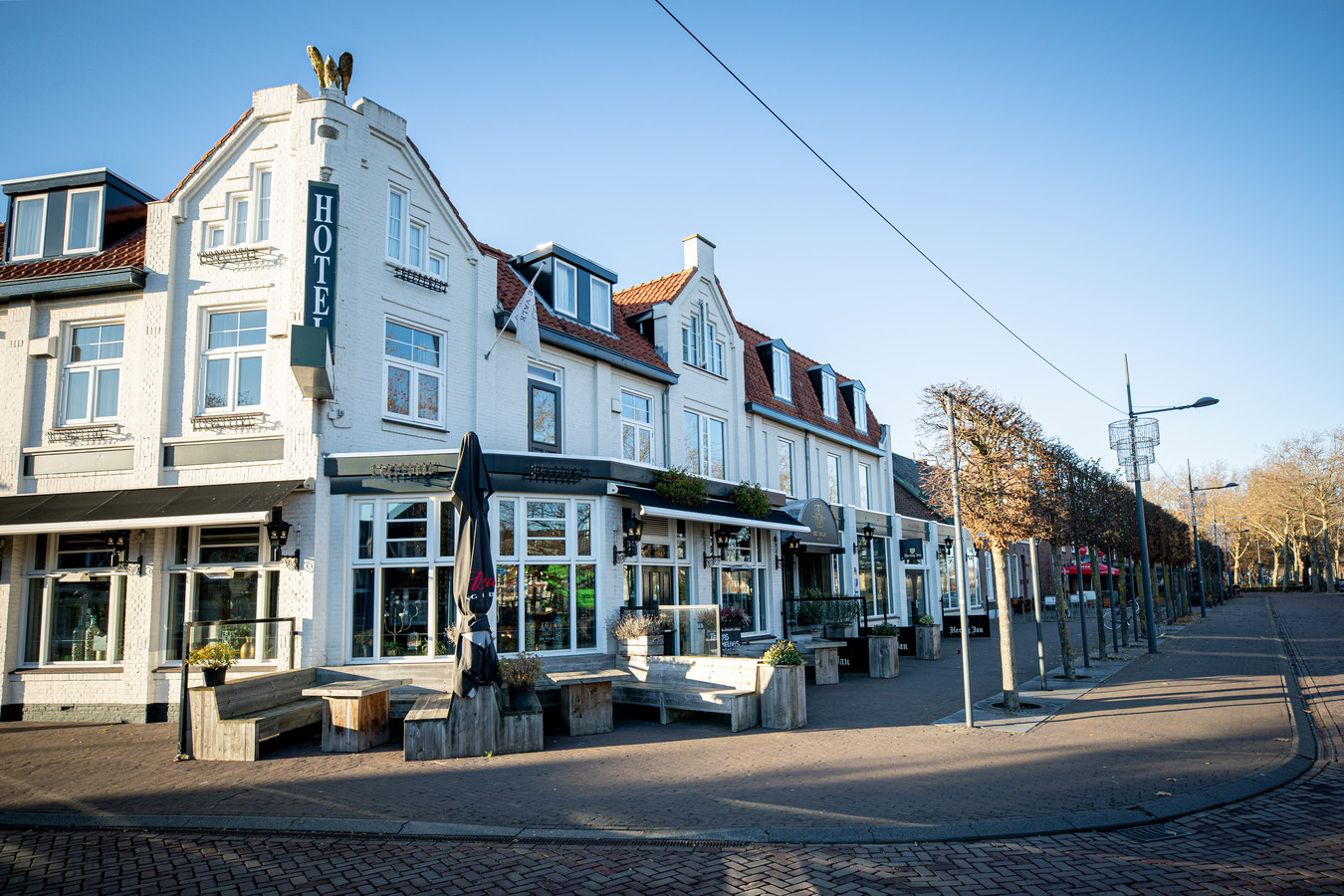 Jonge asielzoekers weg uit Hotel De Valk; opvangcontract niet verlengd ...