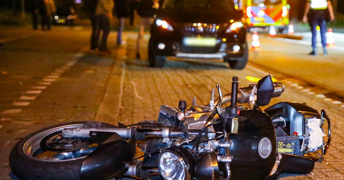 Motorrijder raakt gewond bij botsing met auto in Apeldoorn | Apeldoorn | tubantia.nl