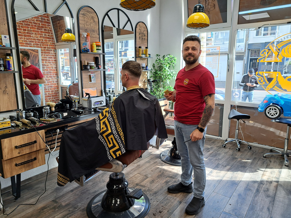 Terwijl iedereen samenkomt voor het Suikerfeest, werkt kapper Ali (36) gewoon door: ‘Ik heb hier ...