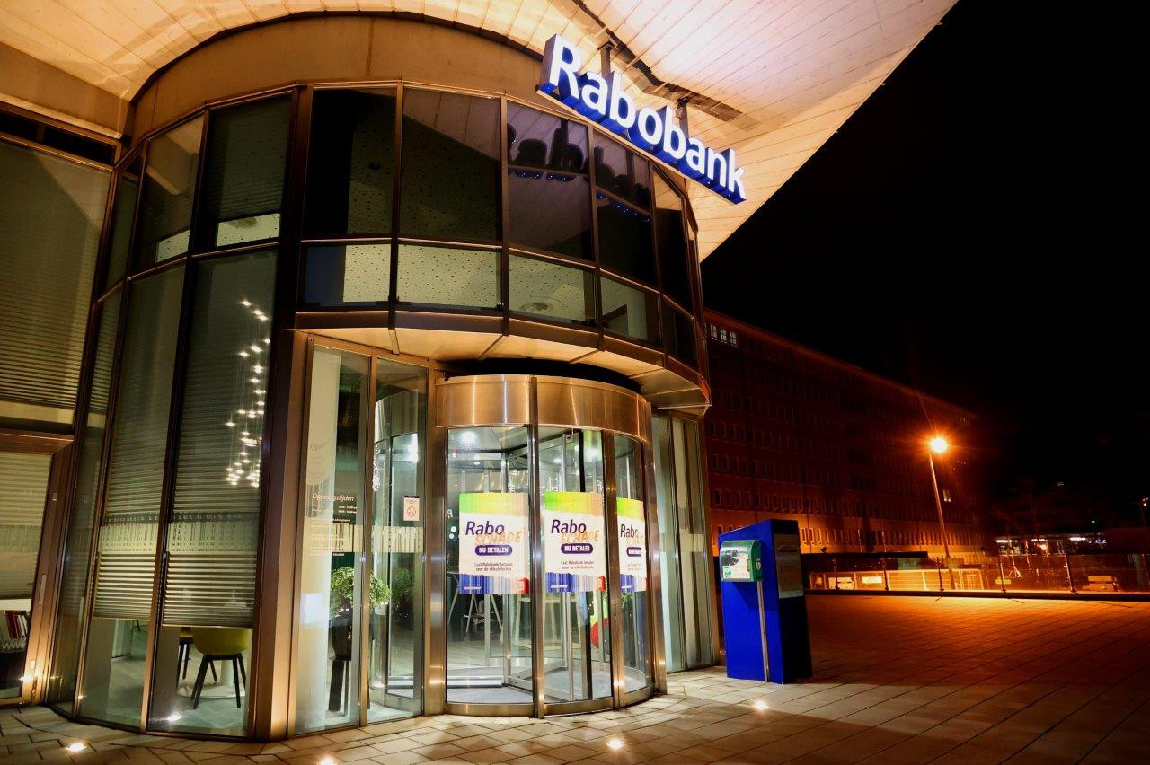 Greenpeace-activisten beplakken Rabobank-filiaal Den Bosch met posters ...