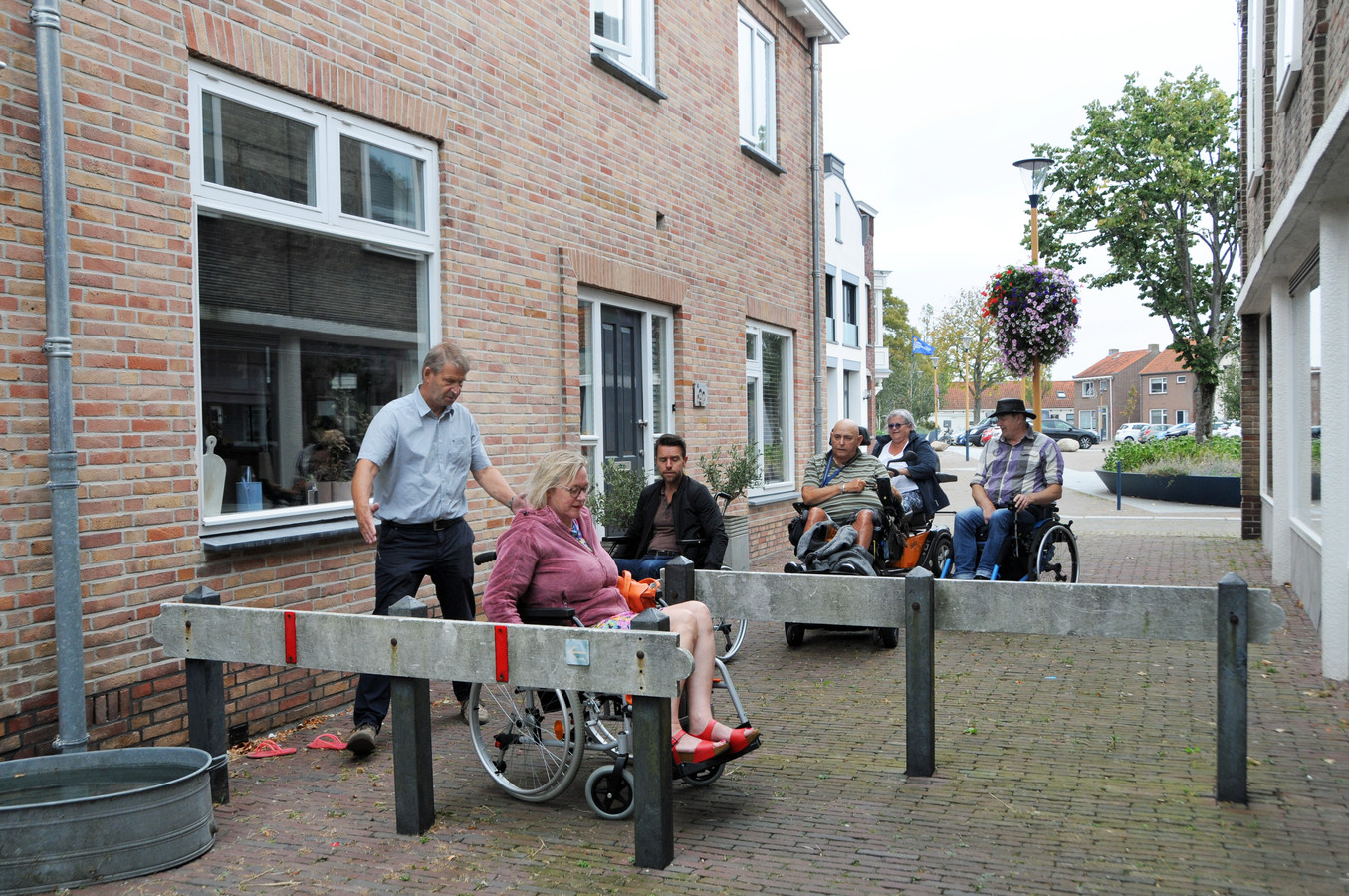 Een rondje met de rolstoel in Bruinisse: stoep, kabelkast en zelfs een ...