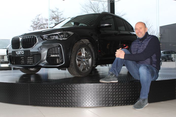 Tom (49) geeft job op en opent in volle coronatijd eigen garage: “Nu of ...
