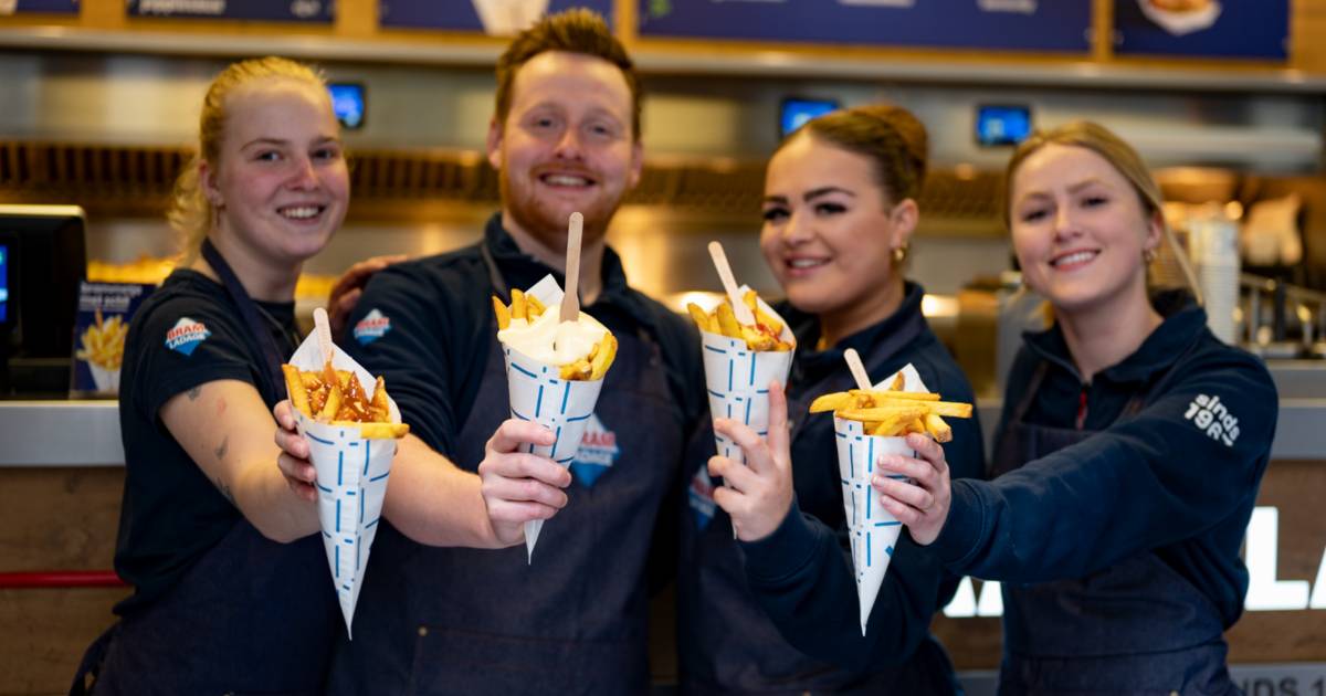 Patatje mayo voor 25 cent: Dennis viert opening van vernieuwde zaak met ...