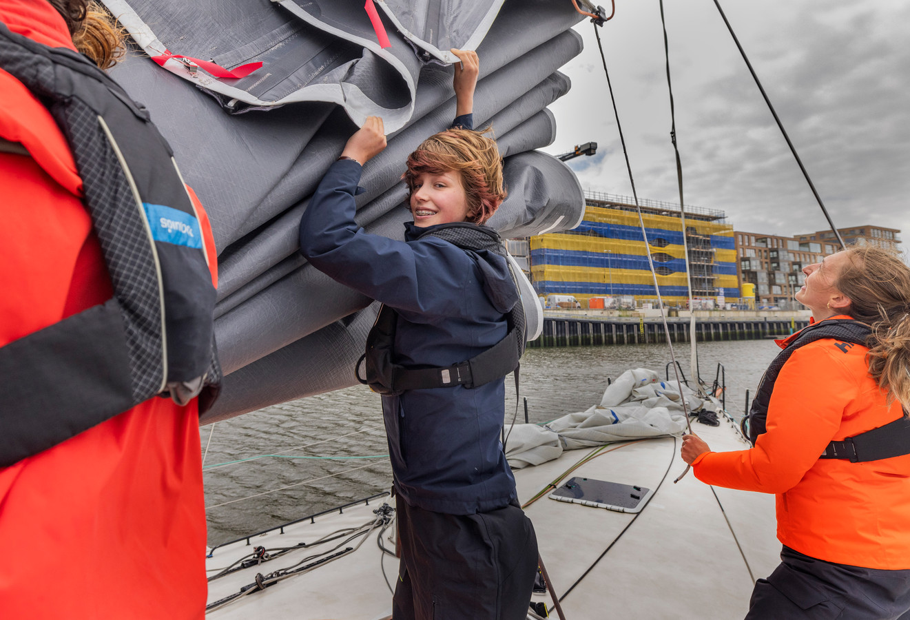Mette (14) zamelde zelf 27.000 euro in voor zeilreis van haar dromen, die voor haar wel extra ...