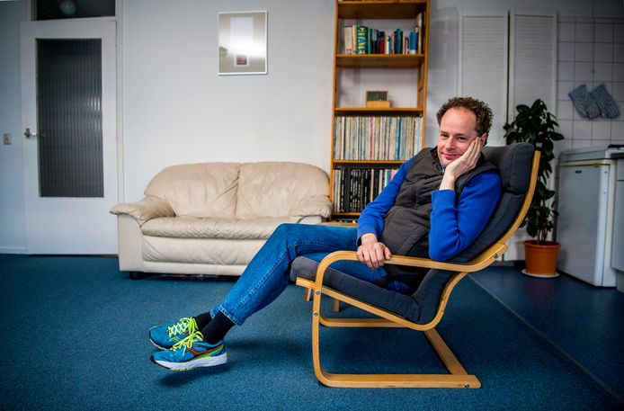 Cabaretier Arie Vuyk is de leukste thuis: hij geeft voorstellingen in ...