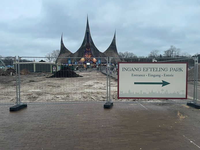 Bouwput bij de ingang en sfeerloze schuttingen langs de paden: moet de ...