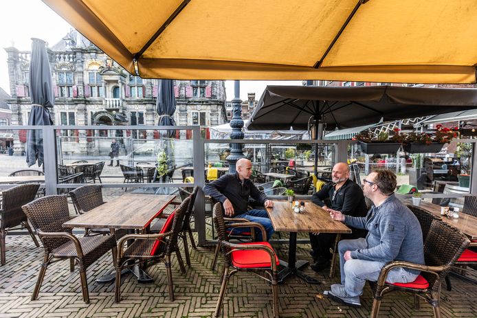 Horecaondernemers kraken nieuwe Delftse terrasregels: ‘Betutteling gaat ...