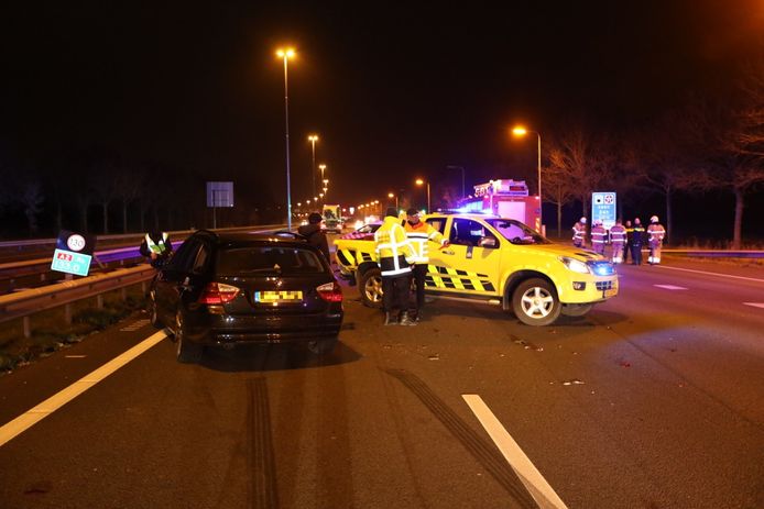 Auto weginspecteur aangereden in nasleep ongeluk op A2, verkeer negeert ...