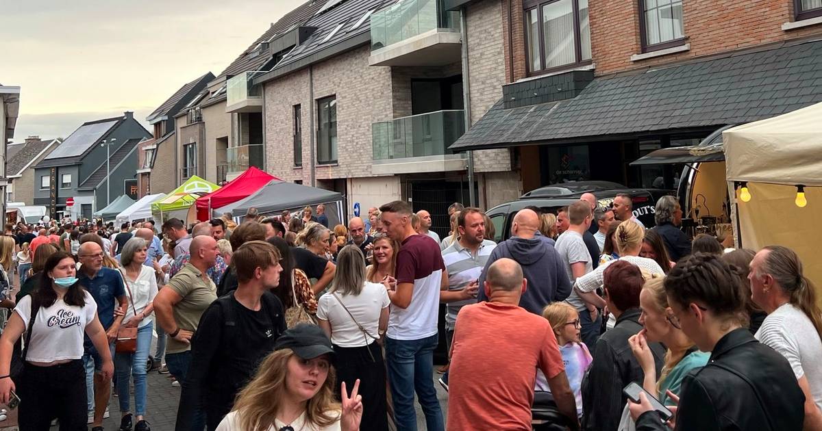 Ondanks regen veel volk voor gezellige avondmarkt en optredens | Erpe-Mere | hln.be
