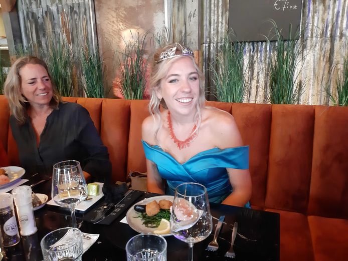 Willemijn de Jong mag zich de nieuwe mosselprinses van Zierikzee noemen | Schouwen-Duiveland ...