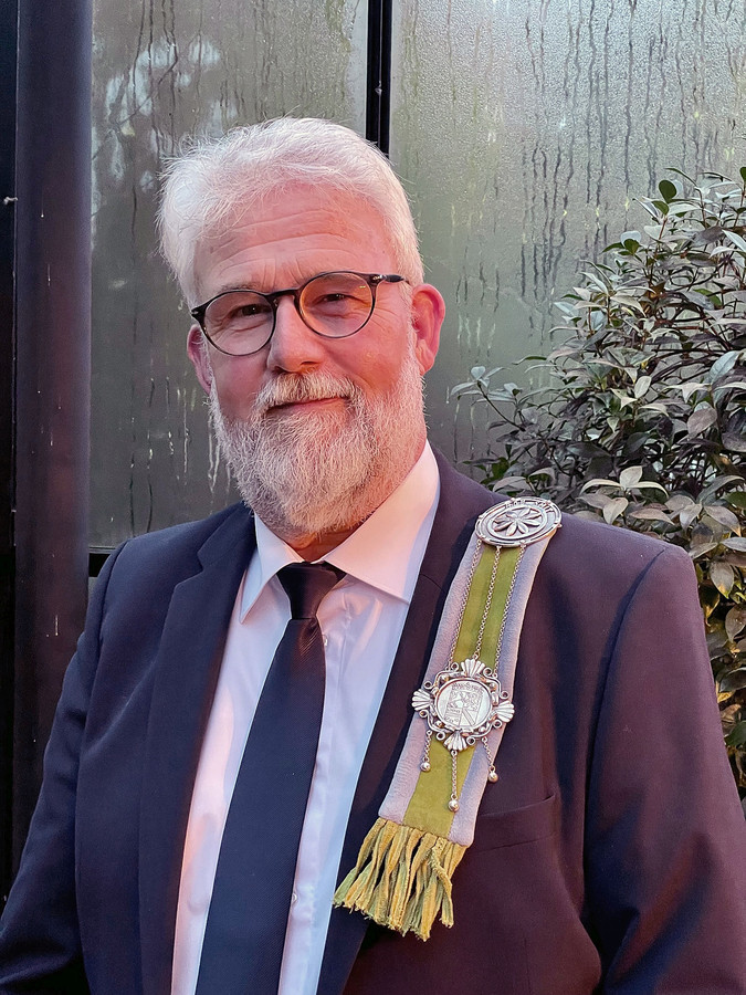 Rob Smit, misschien wel bekendste ambtenaar van Renkum, ontvangt ...
