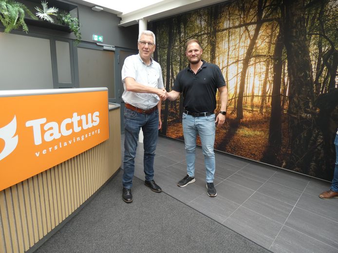 Cliënten van Tactus gaan helpen aan het bloemencorso in Rekken: ‘Van drie hoog ineens in een ...