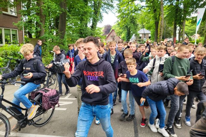 Docenten ‘bewaken’ schoolplein om vloggers tegen te houden in Ermelo ...