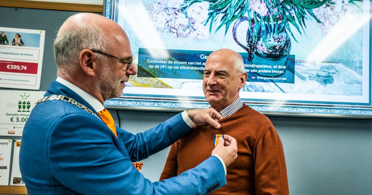 Tom wordt compleet verrast en krijgt een lintje voor zijn jarenlange ...