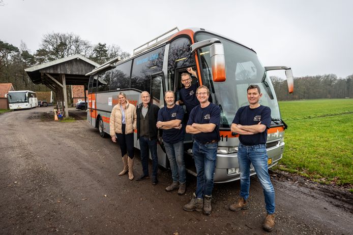 Acht Twentse makkers met bus naar Afrika: ‘Geen haantjes, want we ...