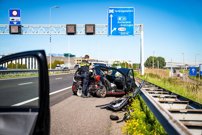 Weg weer vrij na ongevallen met meerdere auto's op de A16 | Rotterdam | AD.nl
