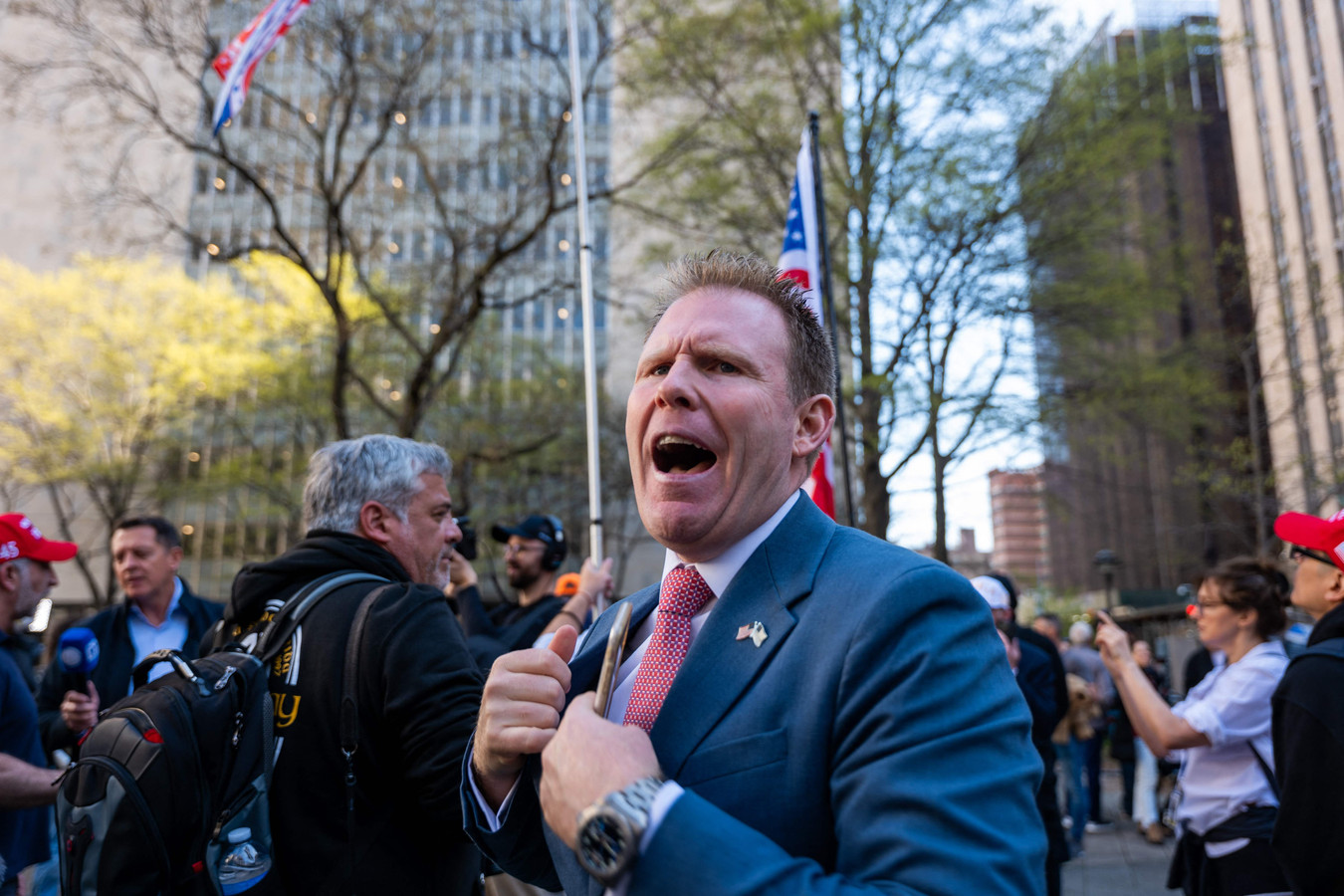 Slaperige Trump en tientallen juryleden die opstappen bij begin van ...