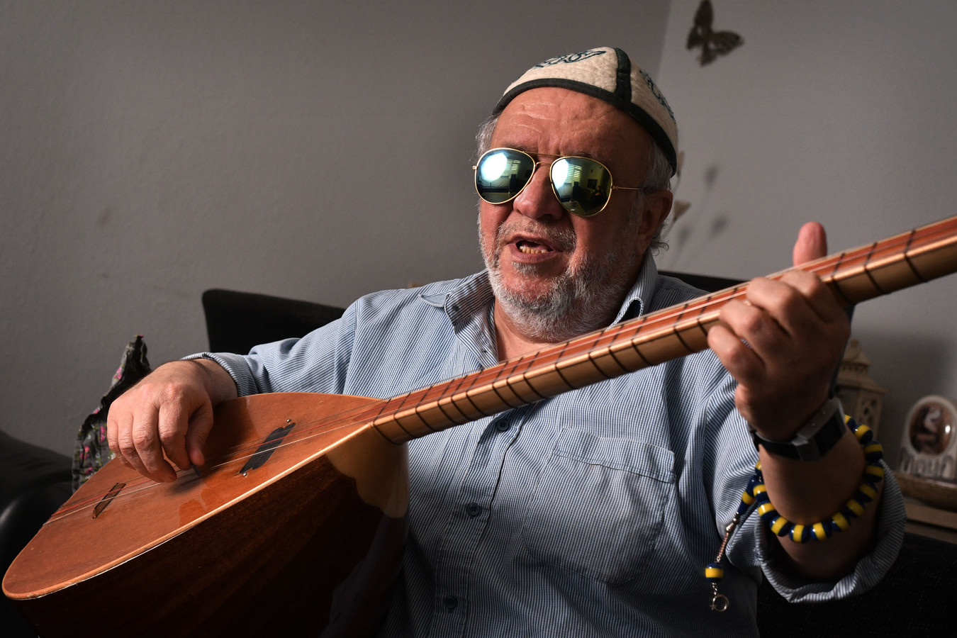 Almelose blinde troubadour Ömer Kadan overleeft op wonderbaarlijke ...