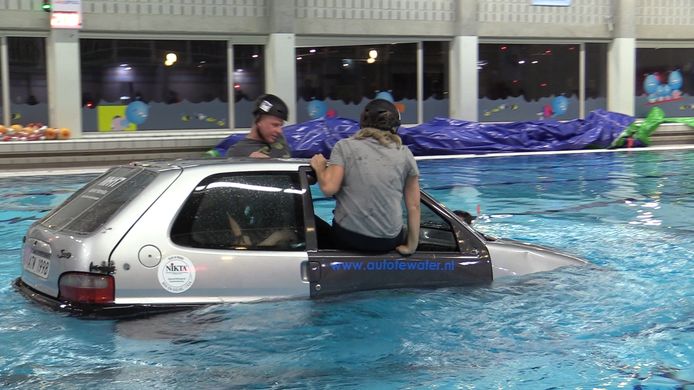Auto te water! Deze tips kunnen levens redden | Auto | AD.nl
