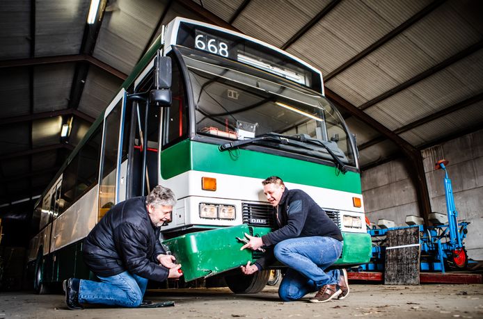 Een gammele oude bus? Voor Kevin en Aad is dit een zeldzame 'parel ...