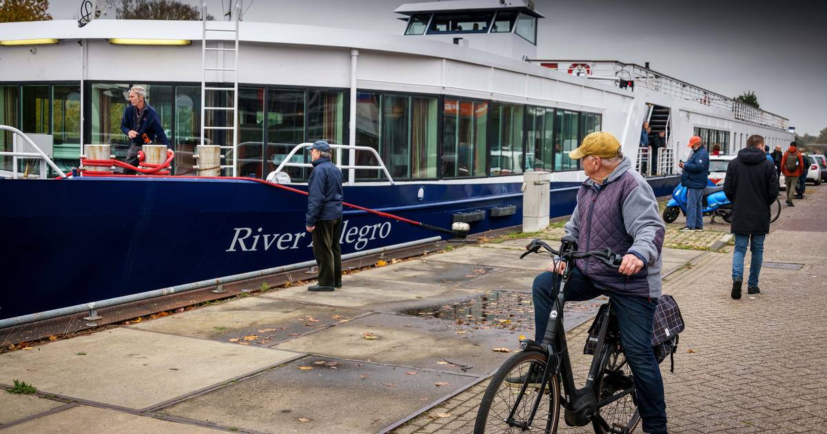 Boot voor vluchtelingen arriveert in Meppel, niet iedereen is blij ...