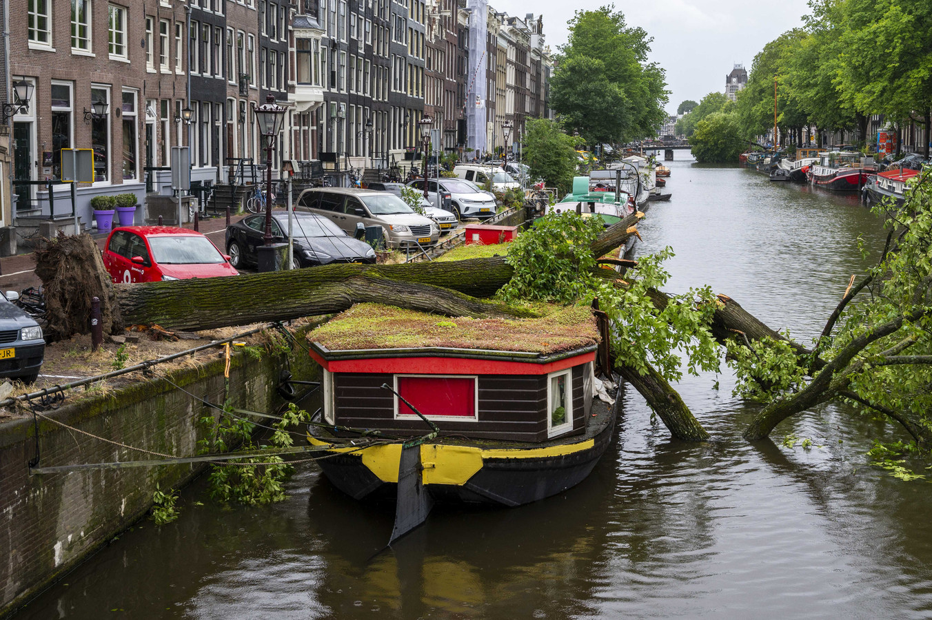 Bekijk hier de schade van zomerstorm Poly: een spoor van vernieling ...