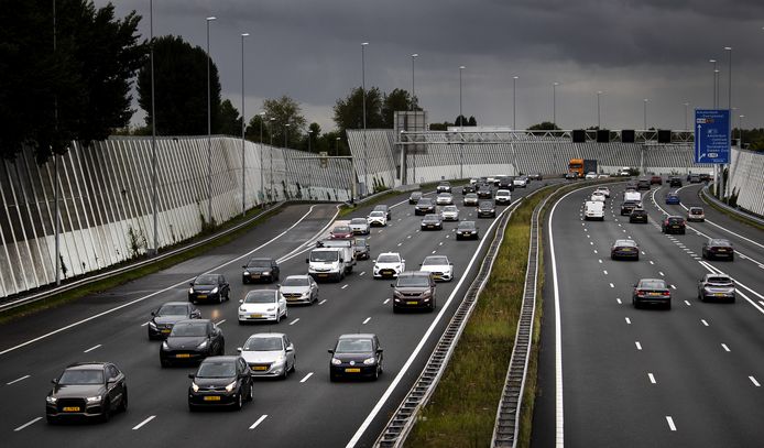 Spookrijder rijdt met 100 kilometer per uur op A10: meerdere botsingen ...
