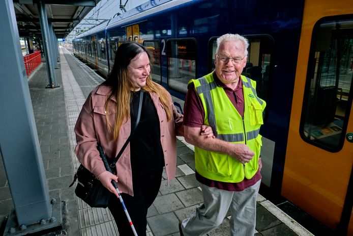 Henk (81) helpt minder valide treinreizigers en houdt zo tegelijkertijd ...