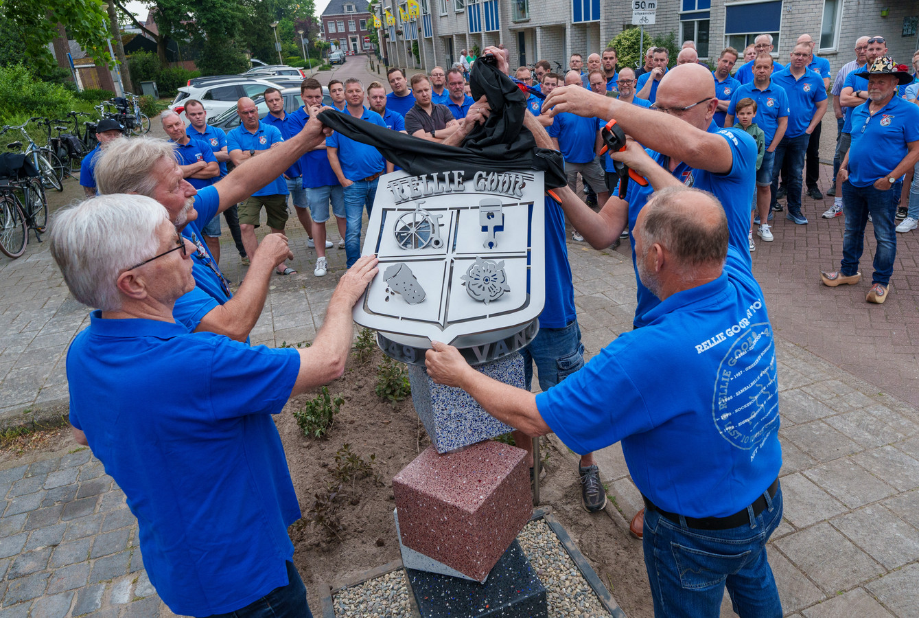 Rellie Goor onthult eigen monument als eerbetoon aan overleden leden: ‘Op echte Rellieplek ...