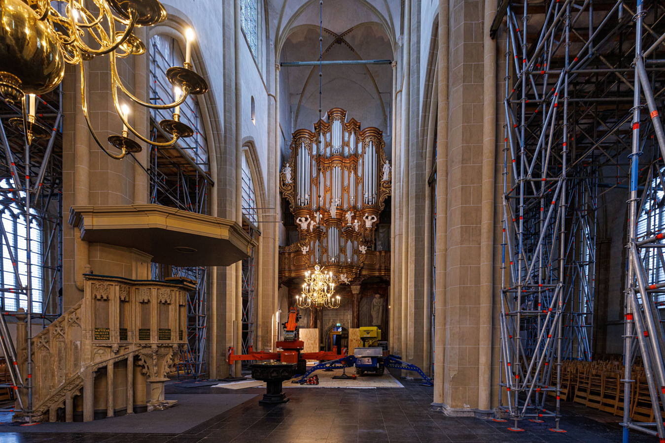 Verzakkende kerk Kampen bedreigt historisch orgel, beelden weggehaald ...