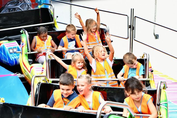 IN BEELD. Nooit te oud (of te jong) voor een spelletje op Izegem kermis ...