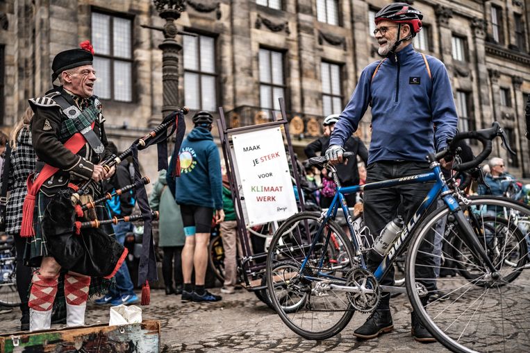 Op de fiets naar de klimaattop: ‘We willen iets doen’ | Het Parool