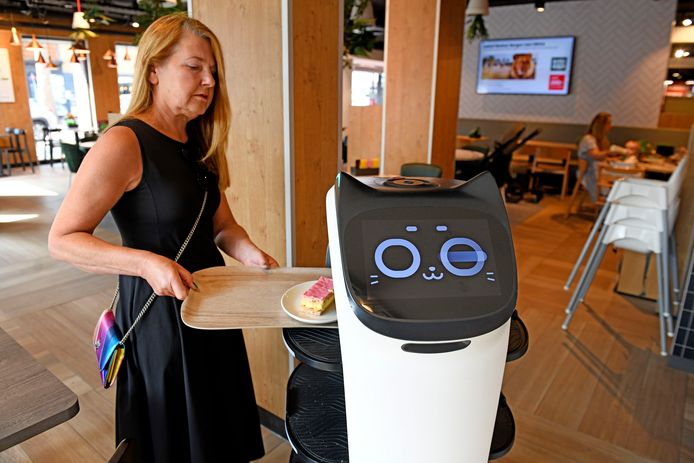 Als het druk is brengt Bella de tosti's aan tafel: Deze robot-ober ...
