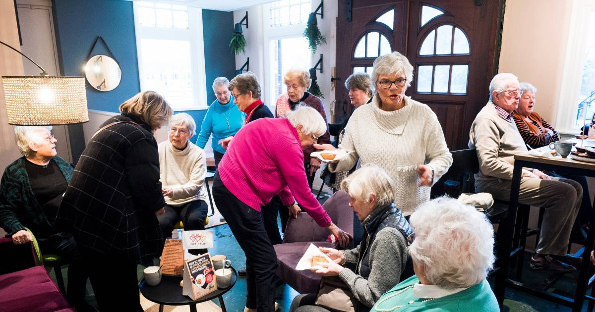Fenny en Toos (89) doen gezellig samen een spelletje op het station ...