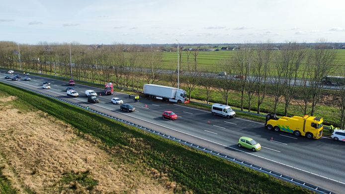Enorme file op A12 nadat vrachtwagen vangrail ramt | Bodegraven ...