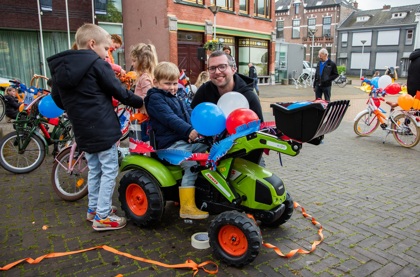 Zo vierde Zeeuws-Vlaanderen Koningsdag: spelletjes, naar de rommelmarkt ...